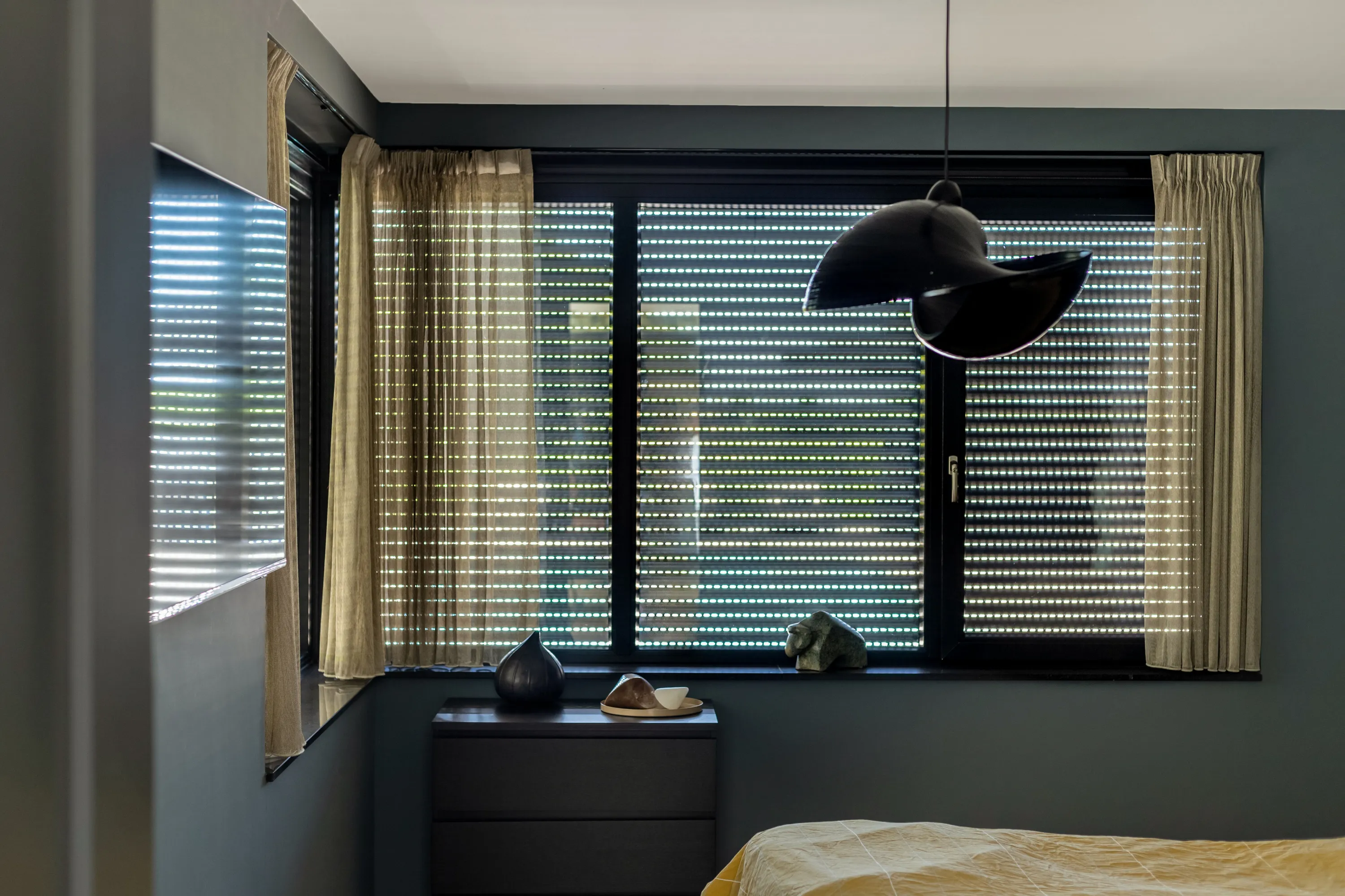 Burglary protection with roller blinds from ROMA: Security & sun protection